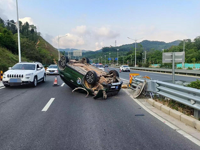 隔夜酒又惹祸：小轿车撞护栏四轮朝天