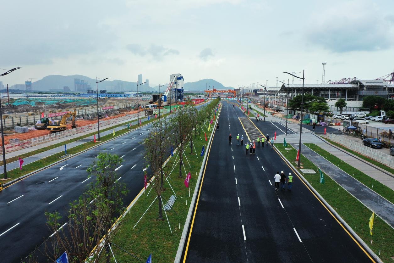 妈湾跨海通道：“巨齿双雄”海底交汇 部分地面道路通车